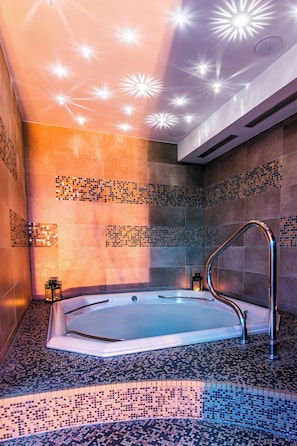 Sauna seca, banheira de hidromassagem, sauna a vapor