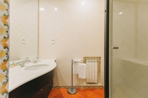 Quarto Twin (Standard - Manor House) | Casa de banho | Artigos de higiene pessoal grátis, toalhas fornecidas 