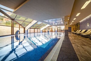 Piscina interna, espreguiçadeiras