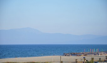 Perto da praia, espreguiçadeiras, guarda-sóis 