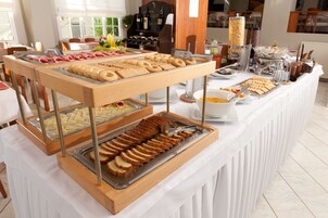 Café da manhã para viagem grátis todos os dias