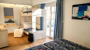 Quarto Familiar | Cofre no quarto, secretária, cortinas/cortinados opacos