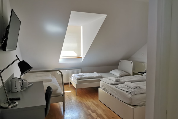 Quarto quádruplo, banheiro privativo | Escrivaninha, Wi-Fi de cortesia, roupa de cama
