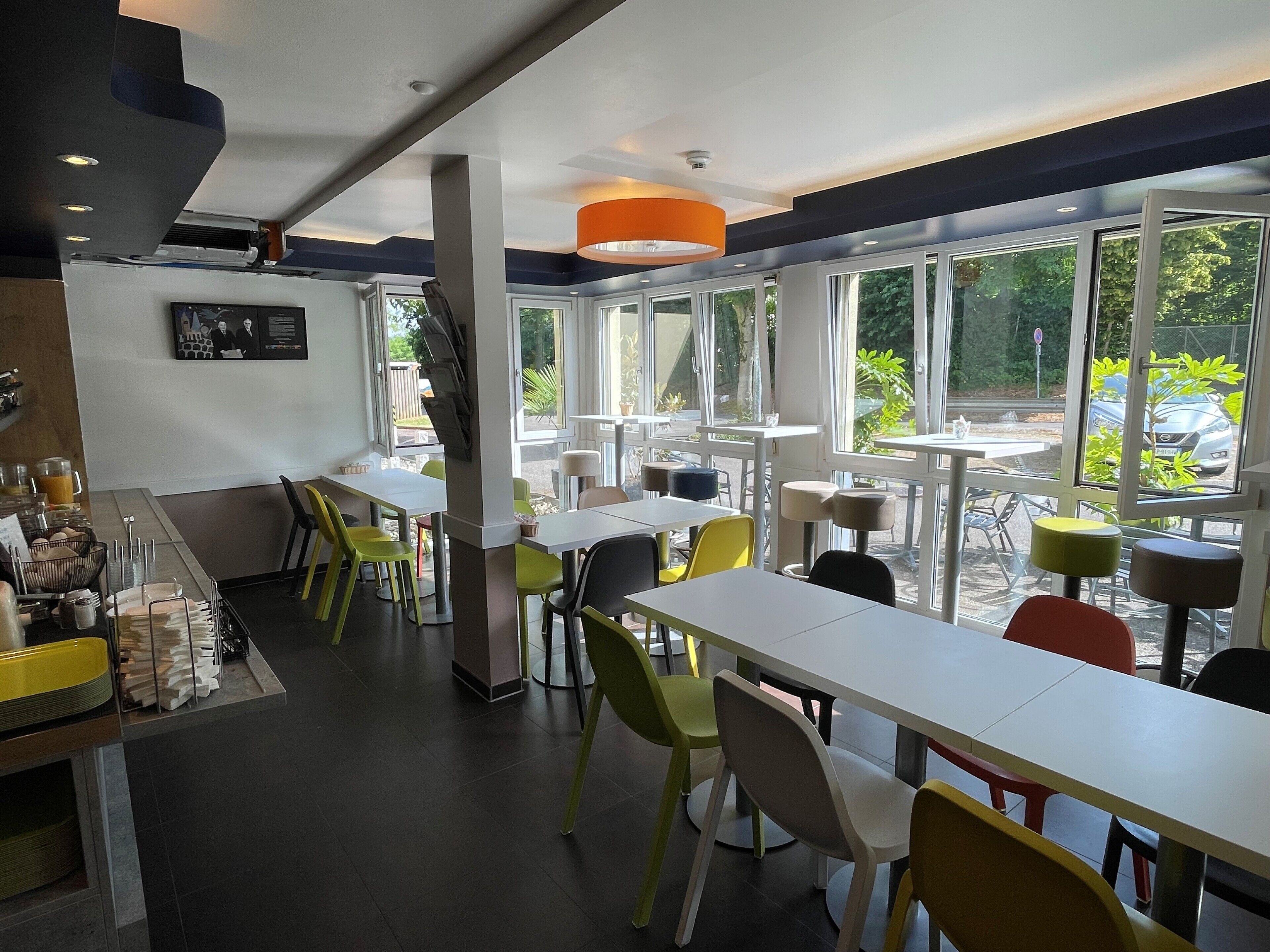 Pequeno-almoço tipo buffet diário mediante uma taxa 