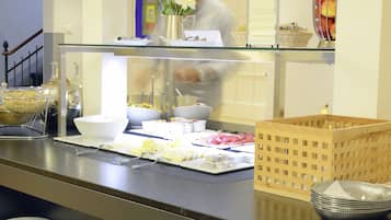 Café da manhã com buffet grátis todos os dias