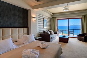 Suite Júnior, vista para o mar | Minibar, cofre com capacidade para portátil 