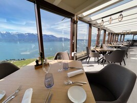 3 restaurantes, local e internacional