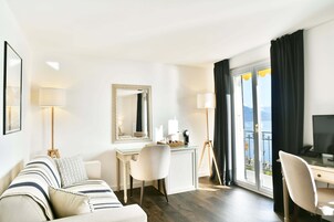 Quarto Duplo Deluxe, vista para o lago (Vue partielle ou directe) | Roupa de alta qualidade, minibar grátis, cofre no quarto, secretária 