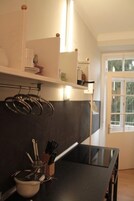 Apartamento design, 1 quarto, sacada, vista para o jardim | Cozinha privada | Geladeira grande, fogão, cooktop, lava-louças