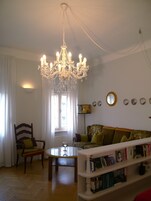 Estúdio design, 1 cama Queen | Roupas de cama premium, escrivaninha, espaço de trabalho para notebook