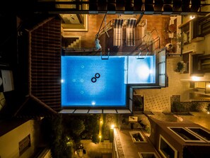 Piscina externa sazonal, funciona das 9h às 21h, guarda-sóis