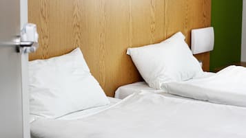 Quarto Twin Standard, 2 camas individuais | Secretária, cortinas/cortinados opacos, quartos insonorizados