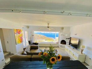 Eleni's house sea and sunset view Annex Building - 4km from the Main Building | Área de estar | TV de tela plana 35 polegadas com canais a cabo