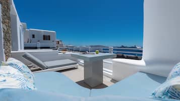 Superior Suite Sea View | Sala de estar | Televisor de ecrã plano de 35 polegadas com canais por cabo