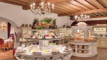 Pequeno-almoço tipo buffet diário (20 EUR por pessoa)