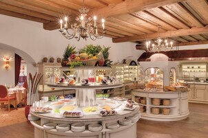 Pequeno-almoço tipo buffet diário (20 EUR por pessoa) 