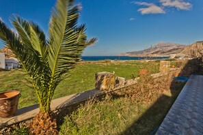 Garden Apartment Ground Floor Sea View | Terraço/pátio interior