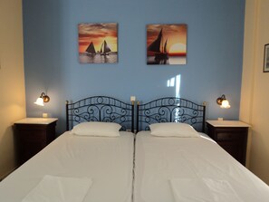 Quarto duplo, sacada | Escrivaninha, quartos à prova de som, ferros/tábuas de passar roupa