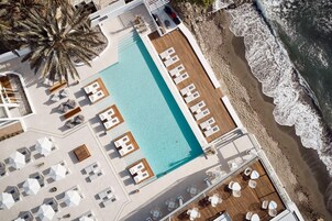 Piscina externa sazonal, funciona das 10h às 18h, guarda-sóis