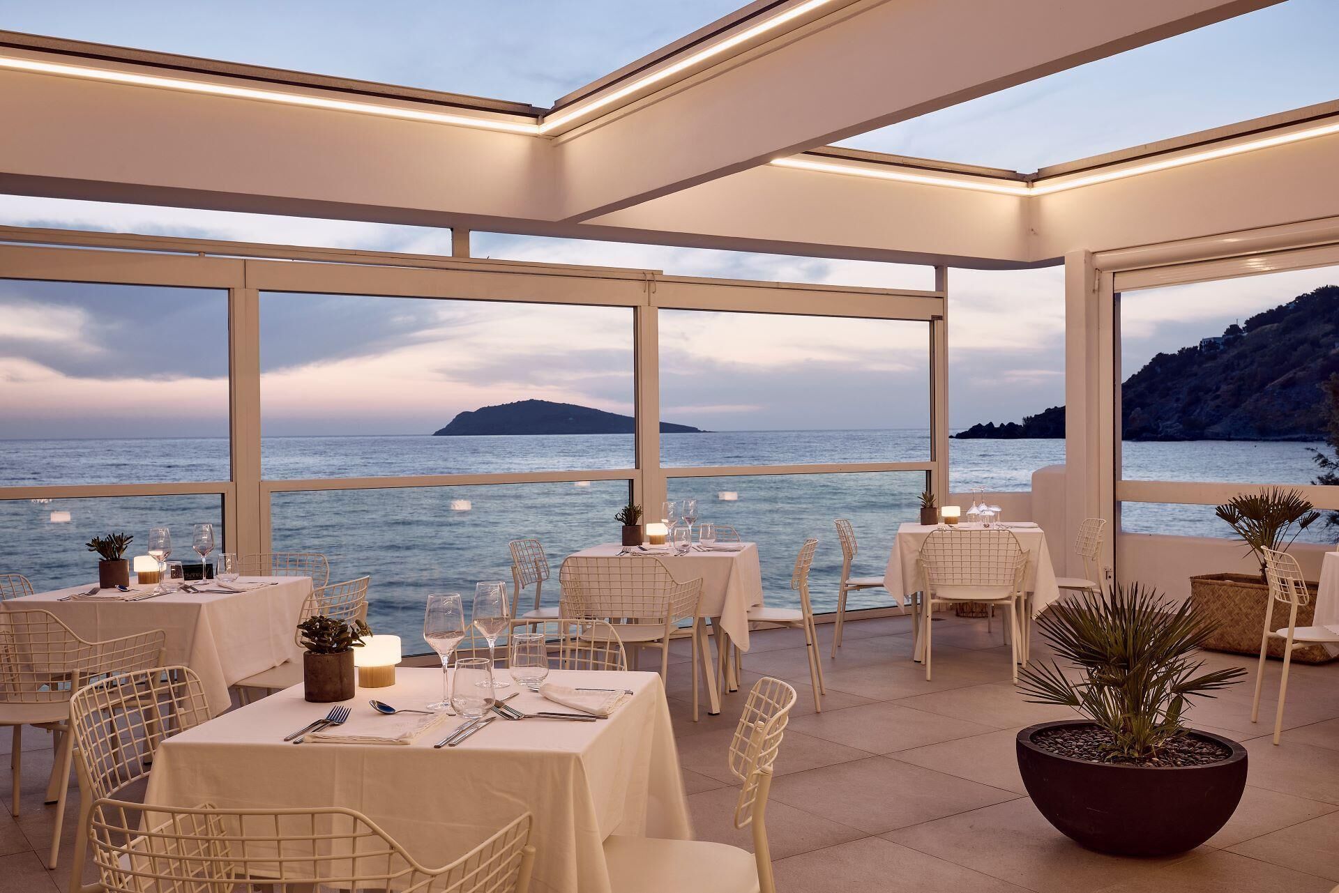 Serviço de café da manhã, almoço, jantar; vistas para a praia