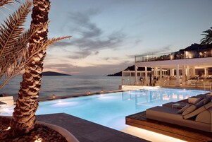 Piscina externa sazonal, funciona das 10h às 18h, guarda-sóis