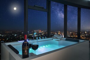 Deluxe Suite with Jetted Tub | Banheira de hidromassagem particular