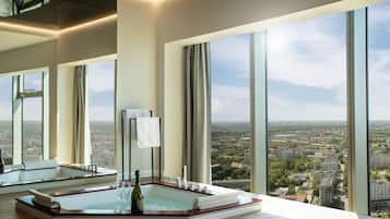 Deluxe Suite with Jetted Tub | Banheira de hidromassagem particular