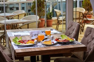 Almoços e jantares servidos, incluindo cozinha internacional 