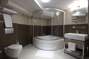 Suíte, banheira de hidromassagem | Banheiro | Produtos de toalete grátis, secador de cabelo, roupões de banho 
