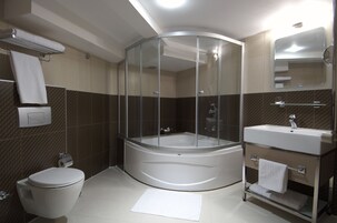 Suite, banheira de hidromassagem | Casa de banho | Artigos de higiene pessoal grátis, um secador de cabelo, roupões 