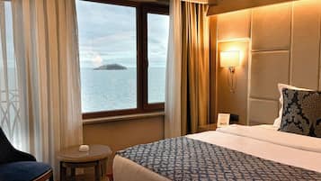 Quarto, 1 cama de casal, vista para o mar | Roupas de cama premium, frigobar, cofres nos quartos