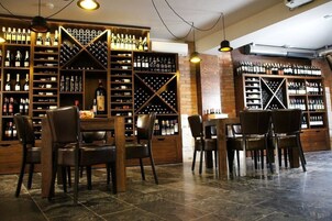 Este bar com adega tradicional 