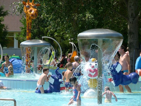 Piscina interior, piscina exterior sazonal