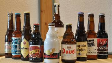 Um conjunto de garrafas de cerveja com diferentes rótulos e desenhos.