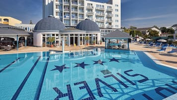3 piscinas interiores, piscina exterior, guarda-sóis, espreguiçadeiras