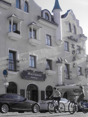 Um edifício com a placa 'Gasthaus Gilberger' e 'Hotel Rose'.