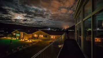 Fachada da propriedade à noite