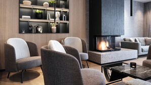 Uma sala de estar moderna com lareira, sofás revestidos de cinza, um rack preto com prateleiras e design minimalista.