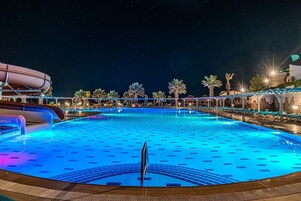 Piscina interna, piscina externa sazonal, guarda-sóis, espreguiçadeiras