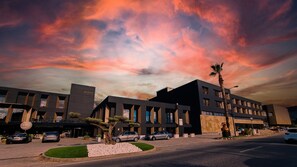 Fachada da propriedade à noite