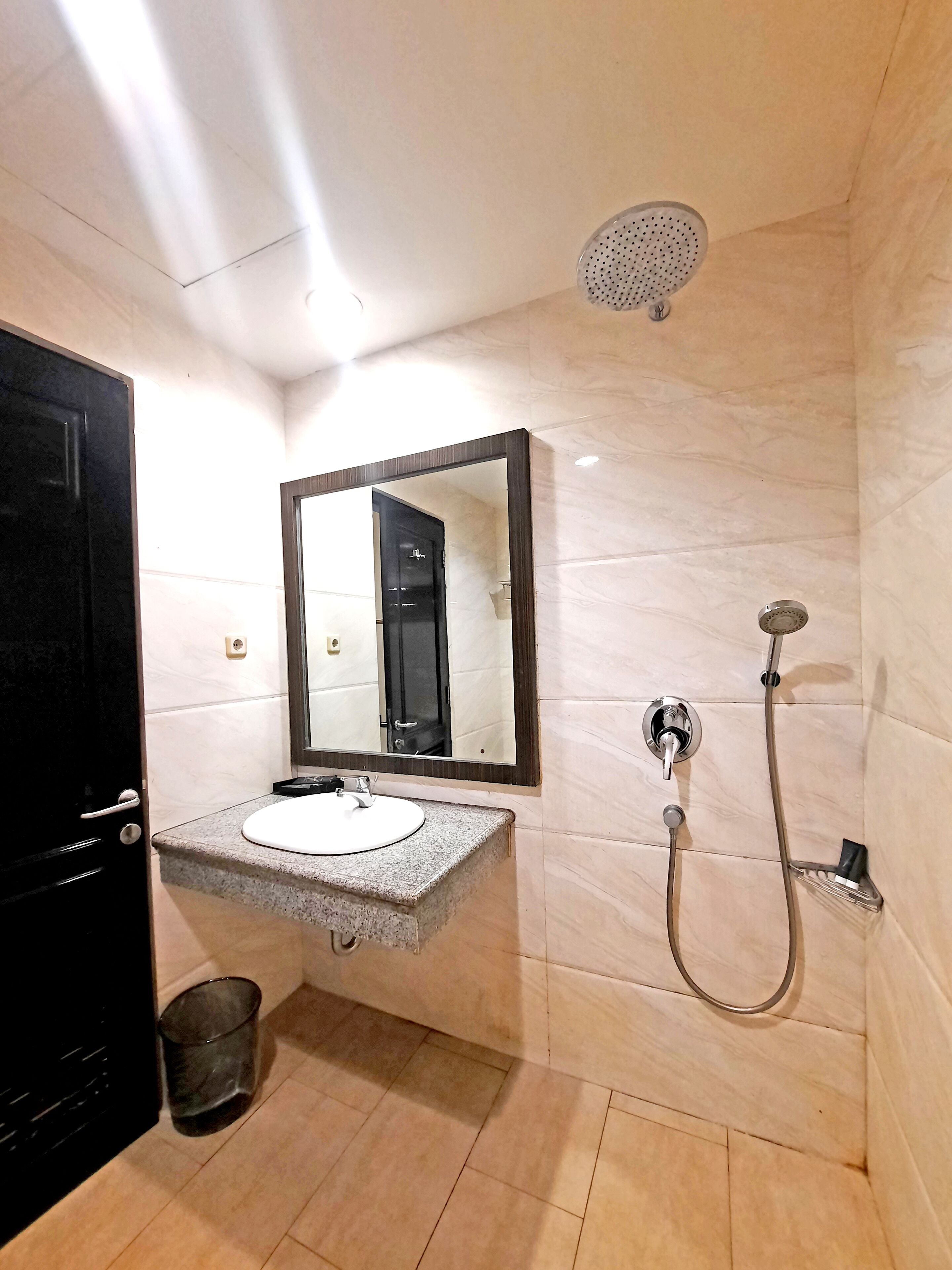 Quarto Deluxe | Casa de banho | Um polibã, artigos de higiene pessoal grátis, chinelos 