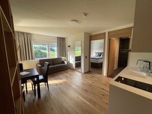 Apartamento, 1 quarto, varanda, vista para a montanha | Roupa hipoalergénica, secretária 