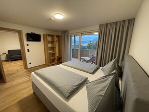 Suite, 1 quarto, varanda, vista para a montanha | Roupa hipoalergénica, secretária 