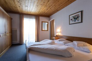 Cofres nos quartos, escrivaninha, Wi-Fi de cortesia, roupa de cama