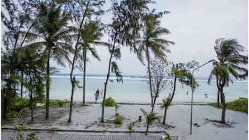 Na praia, praia de areia branca, toalhas de praia, remo/canoagem