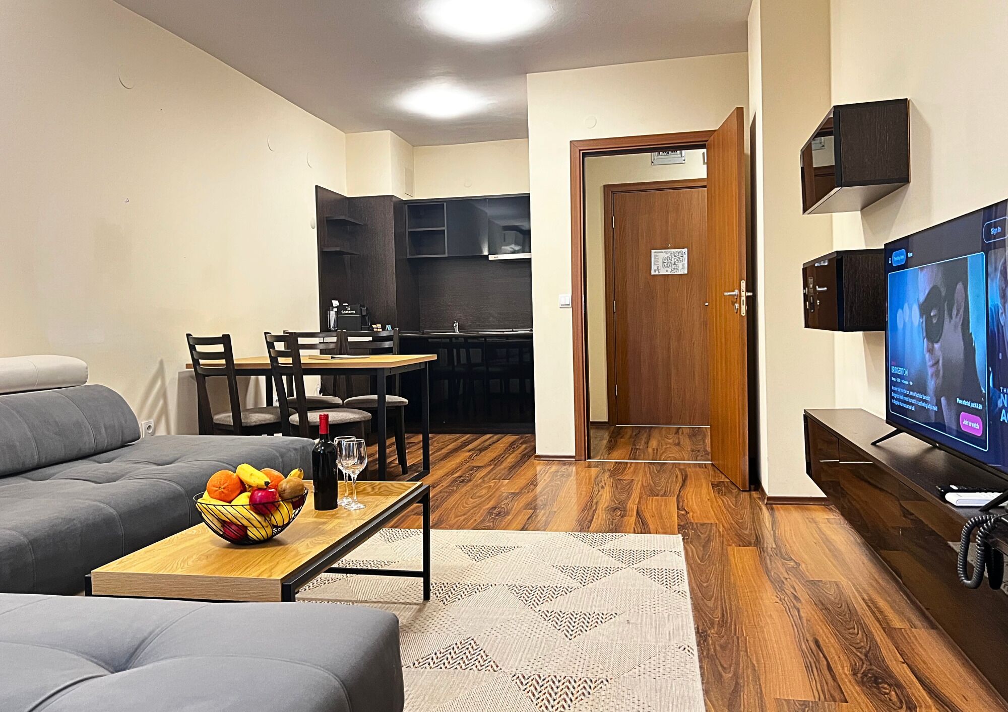 Apartamento, 1 quarto, cozinha americana (Free Mineral Pool, Saunas, Steam bath) | Área de estar | TV de tela plana