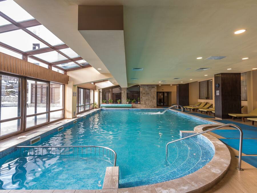 Piscina interna, espreguiçadeiras