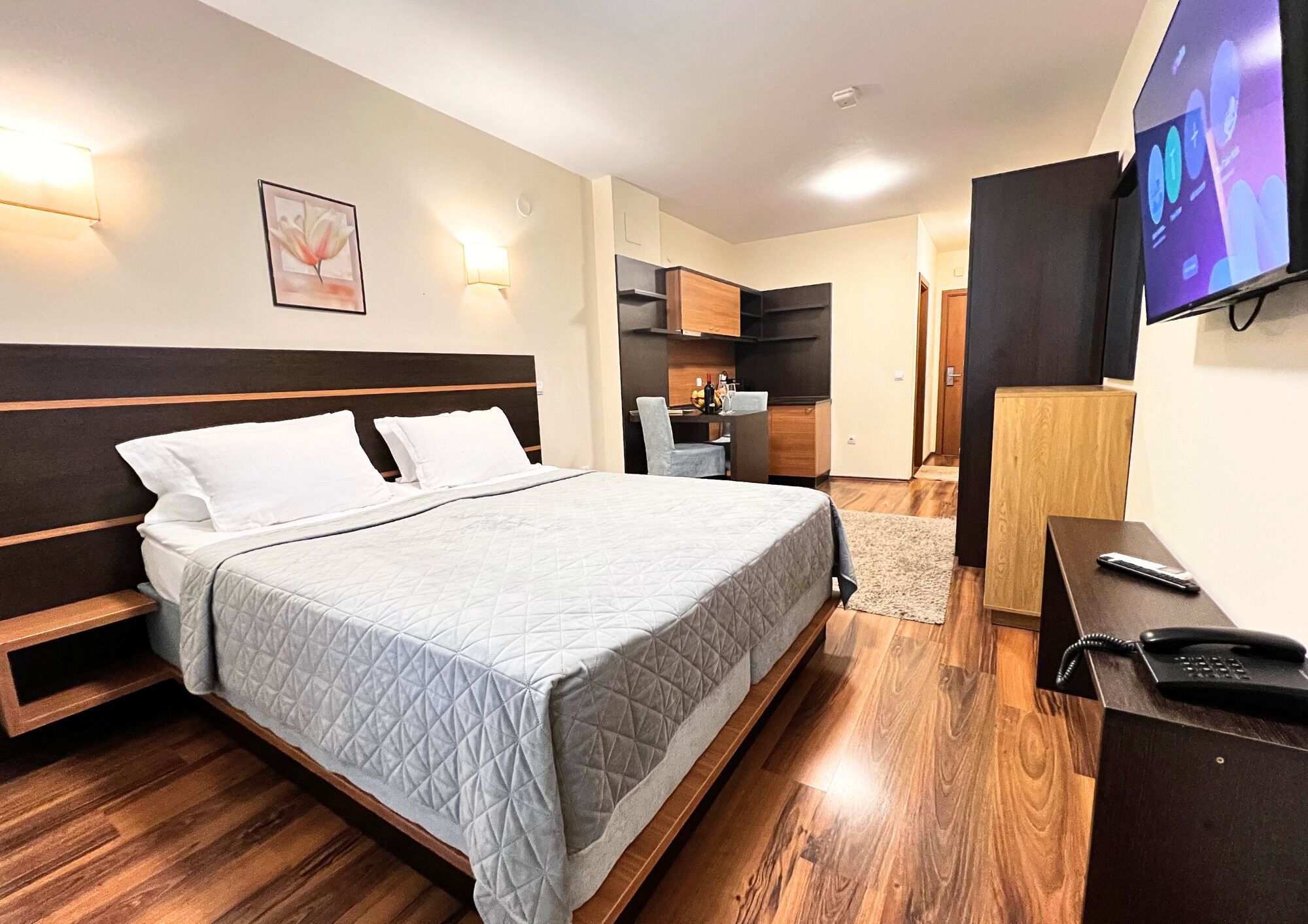 Estúdio, sacada (Free Mineral Pool, Saunas, Steam bath) | Área de estar | TV de tela plana