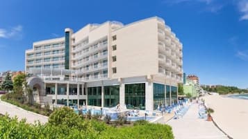 Um hotel com vários andares, área de piscina e acesso direto à praia.