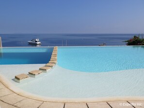 Piscina exterior, uma piscina transbordante 